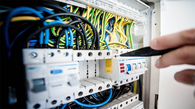 Prüfen ortsveränderlicher elektrischer Arbeitsmittel